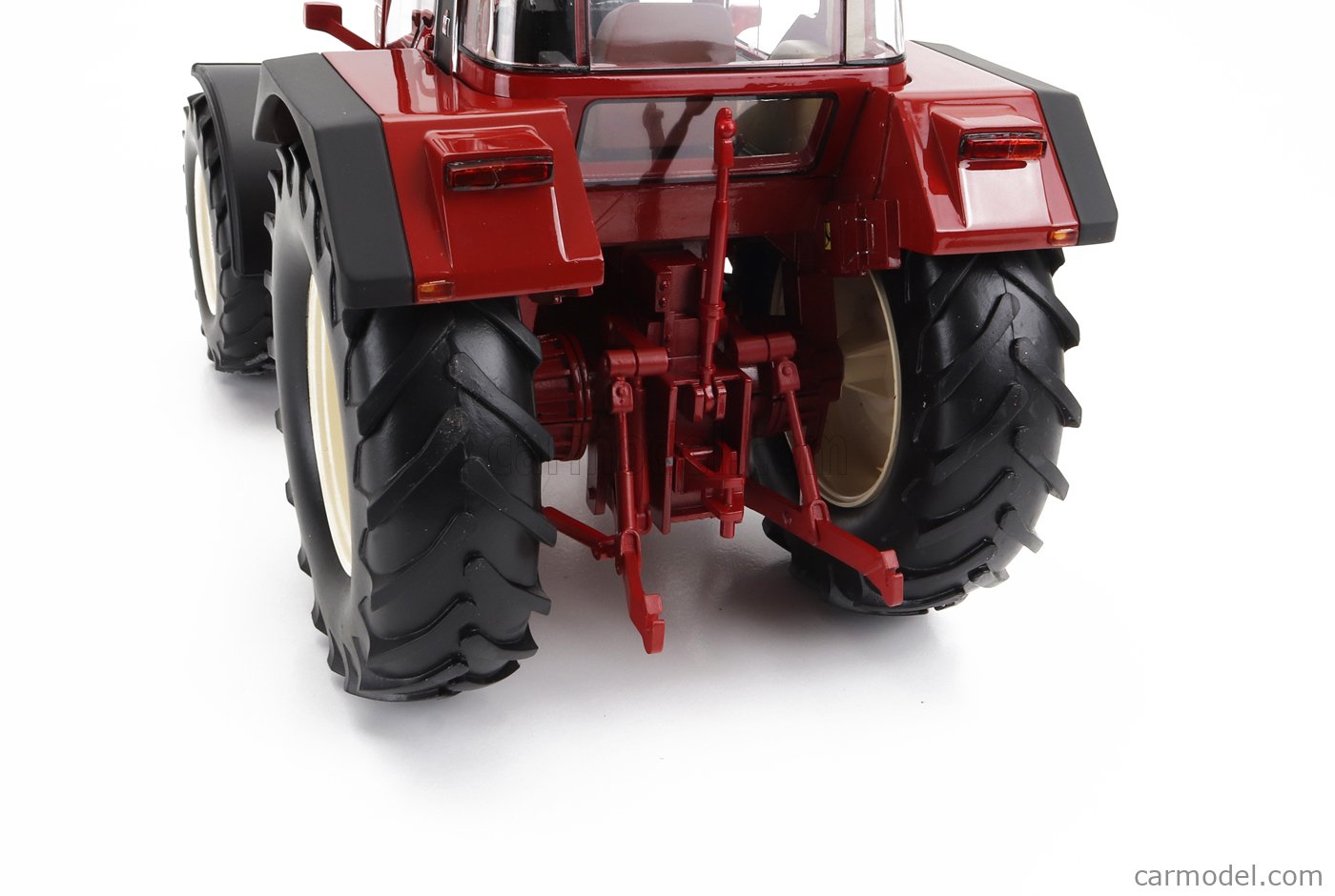 SCHUCO 450026600 Scala 1/18 | INTERNATIONAL 1455 XL TRACTOR 1989 RED WHITE