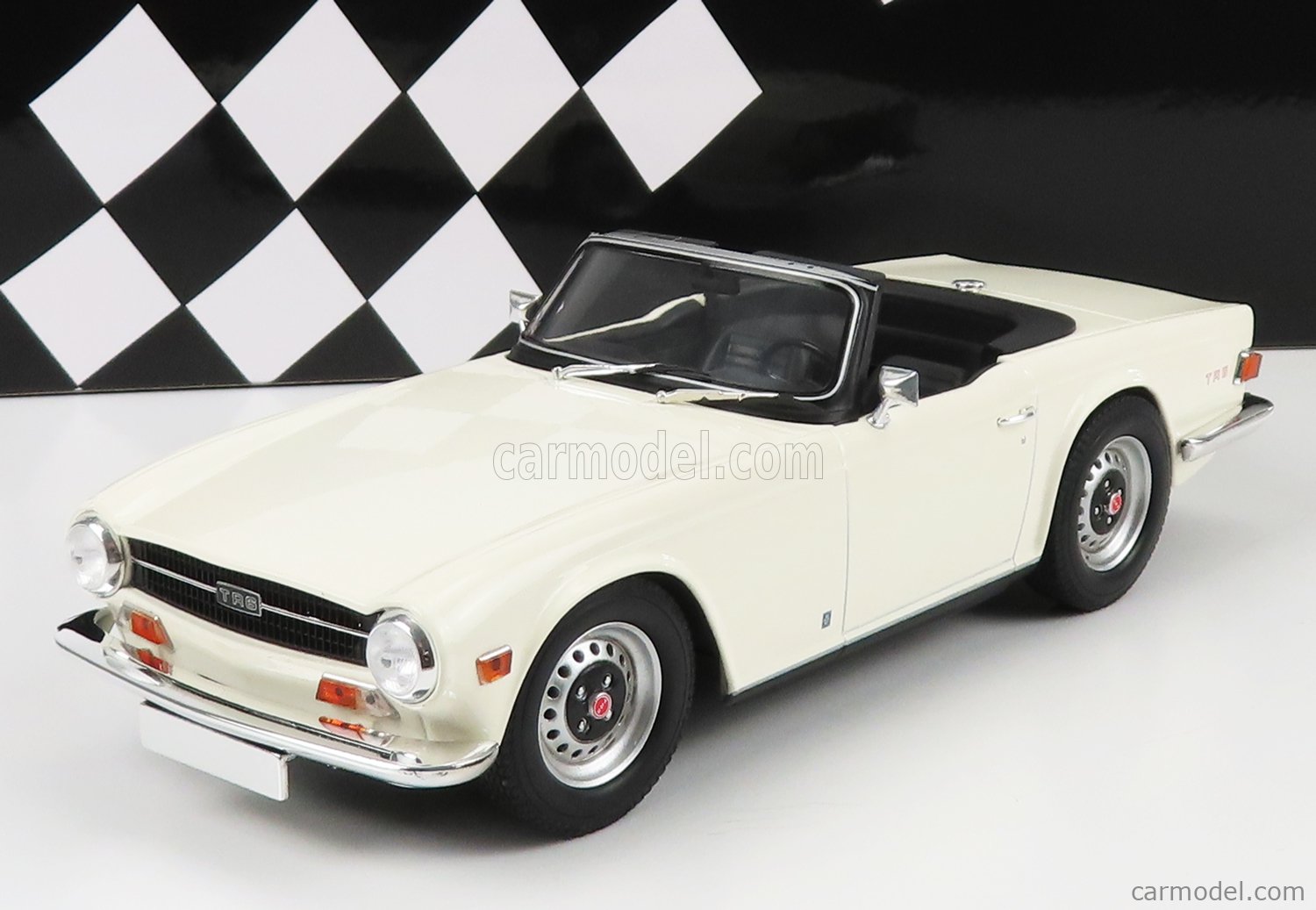 MINICHAMPS 155132035 Scale 1/18 | TRIUMPH TR6 SPIDER LHD 1969 WHITE