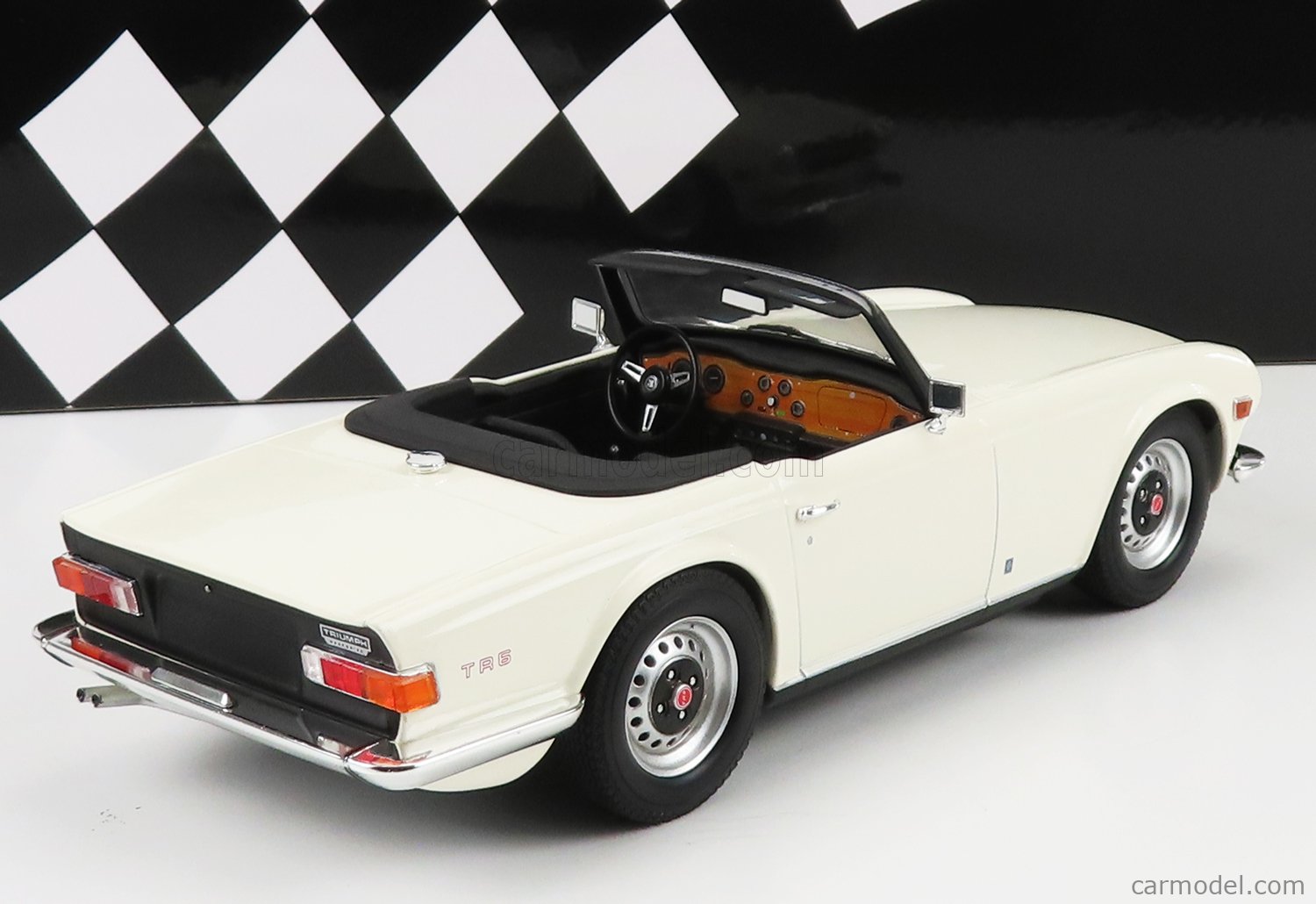 MINICHAMPS 155132035 Scale 1/18 | TRIUMPH TR6 SPIDER LHD 1969 WHITE