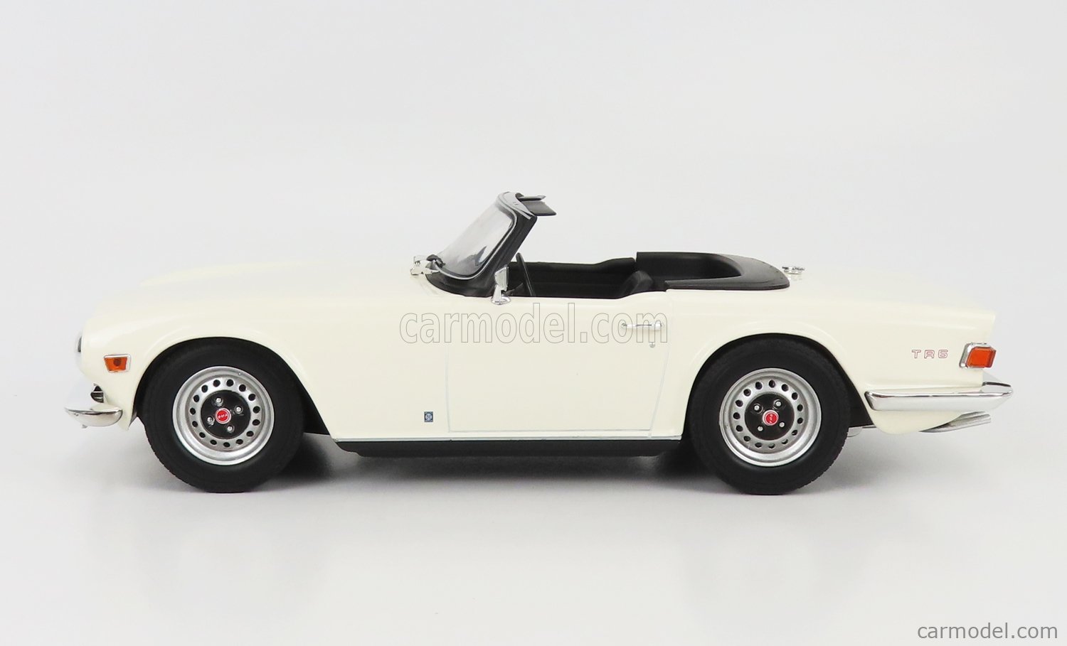 MINICHAMPS 155132035 Scale 1/18 | TRIUMPH TR6 SPIDER LHD 1969 WHITE