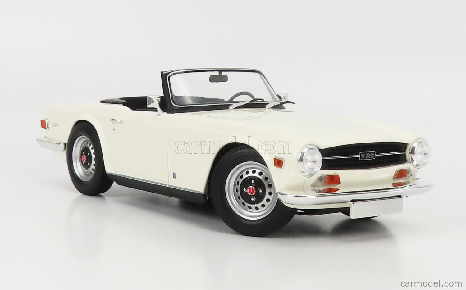 MINICHAMPS 155132035 Scale 1/18 | TRIUMPH TR6 SPIDER LHD 1969 WHITE