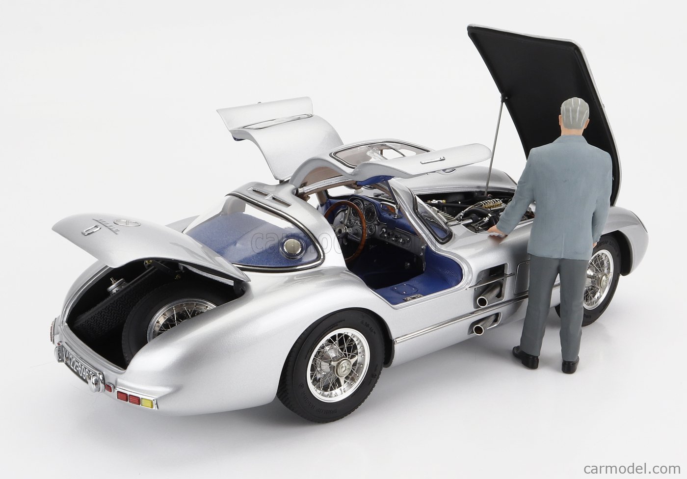 CMC M246 Escala 1/18 | MERCEDES BENZ 300 SLR UHLENHAUT COUPE 1955 WITH FIGURE - BLUE INTERIOR SILVER