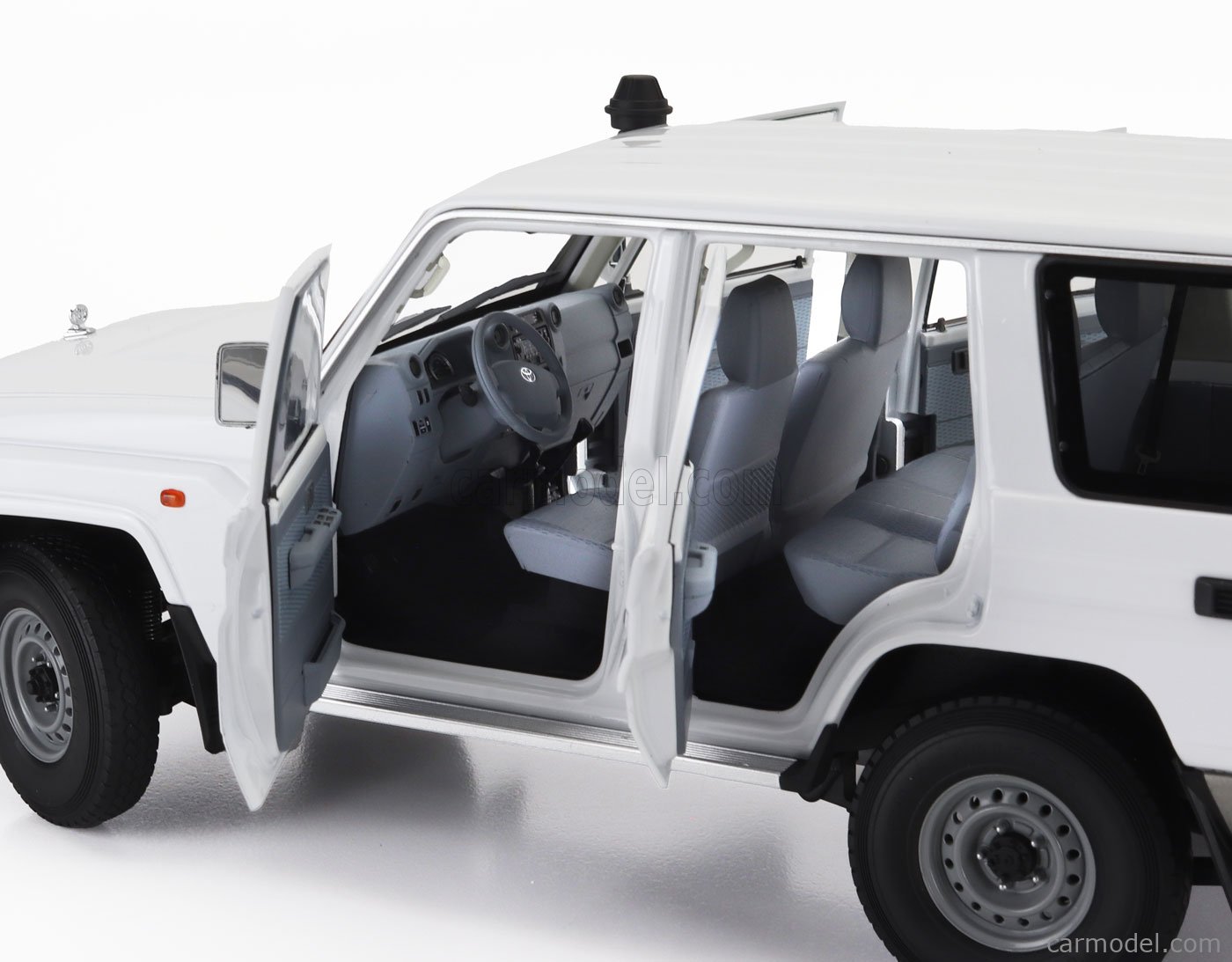 ALMOST-REAL ALM870103 Scale 1/18 | TOYOTA LAND CRUISER 76 2017 WHITE