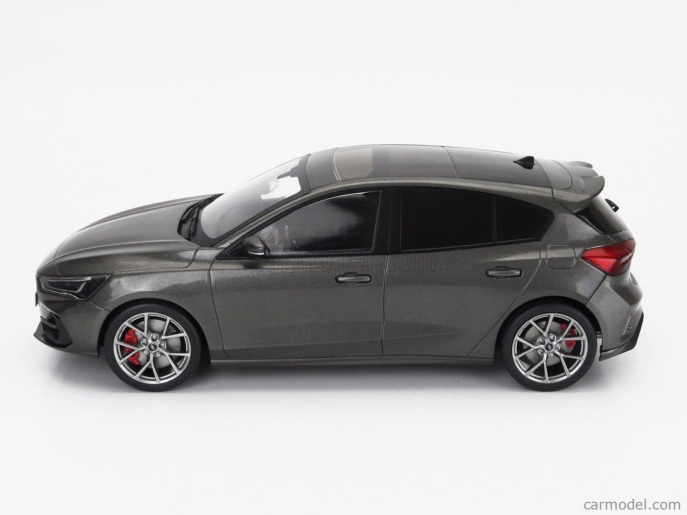 MCG MCG18454 Scale 1/18 | FORD ENGLAND FOCUS ST 2022 GREY MET