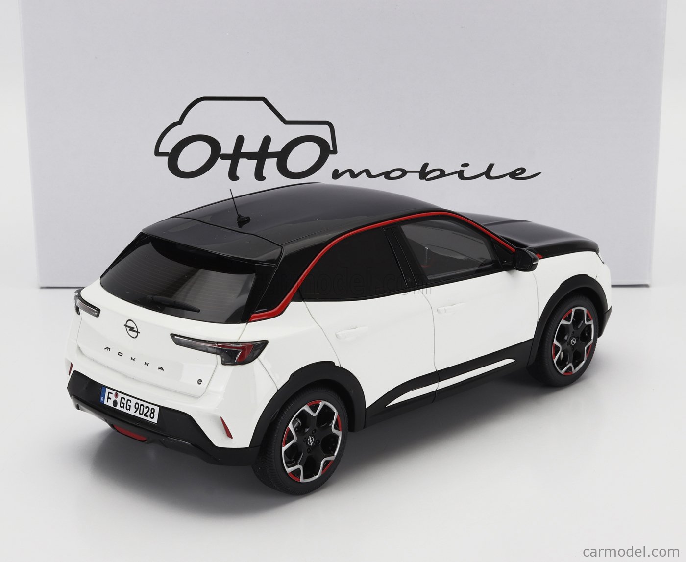 OTTO-MOBILE OT1045 Scale 1/18 | OPEL MOKKA E GS LINE 2021 JADE WHITE