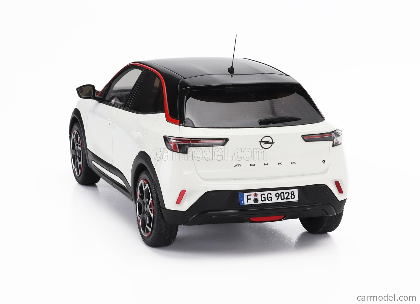 OTTO-MOBILE OT1045 Scale 1/18 | OPEL MOKKA E GS LINE 2021 JADE WHITE