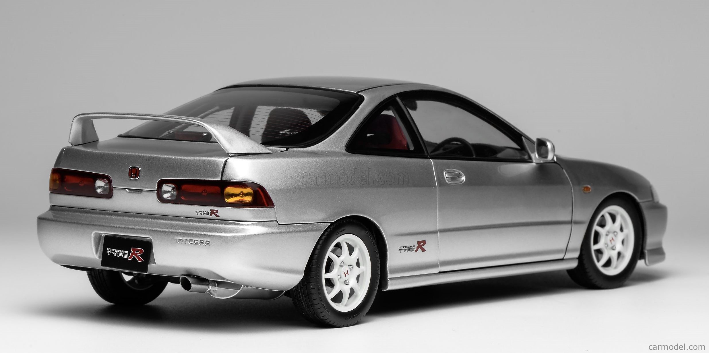 MOTORHELIX M85202 Scale 1/18 | HONDA INTEGRA TYPE-R (DC2) 1997 SILVER