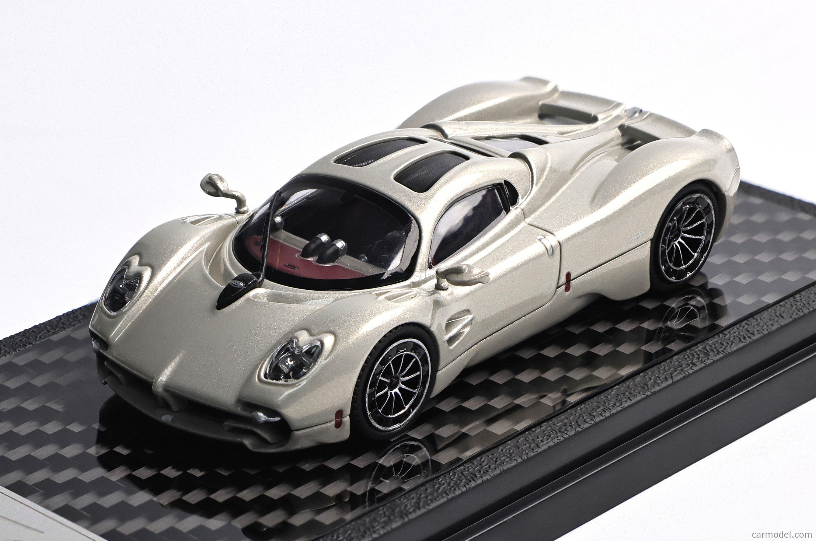 LCD-MODEL LCD64039-GO Scale 1/64 | PAGANI UTOPIA 2022 GOLD